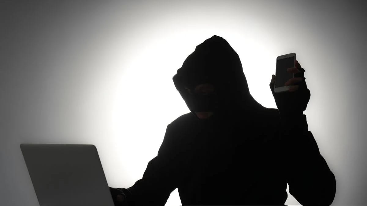 Cybersecurity expert warns one simple clue could mean your phone has ...